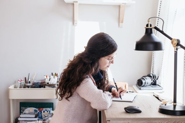 Best Craft Table - Finding a Crafting Desk to Suit All of Your Needs