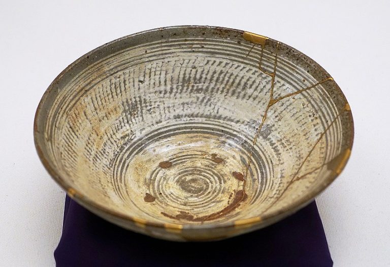 Kintsugi - The Japanese Art of Golden Joinery